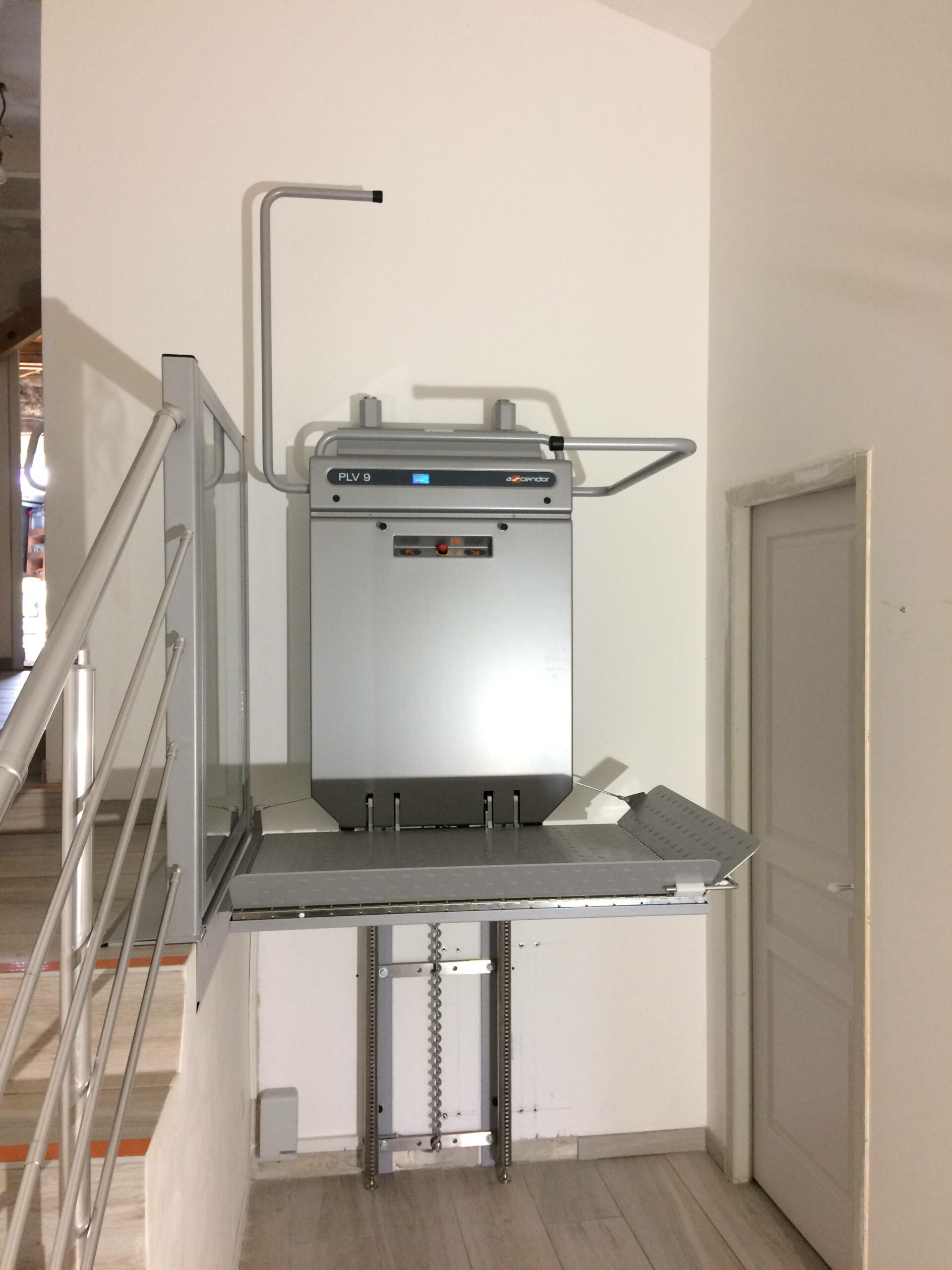 Installation d’une plateforme élévatrice verticale à Jaunac