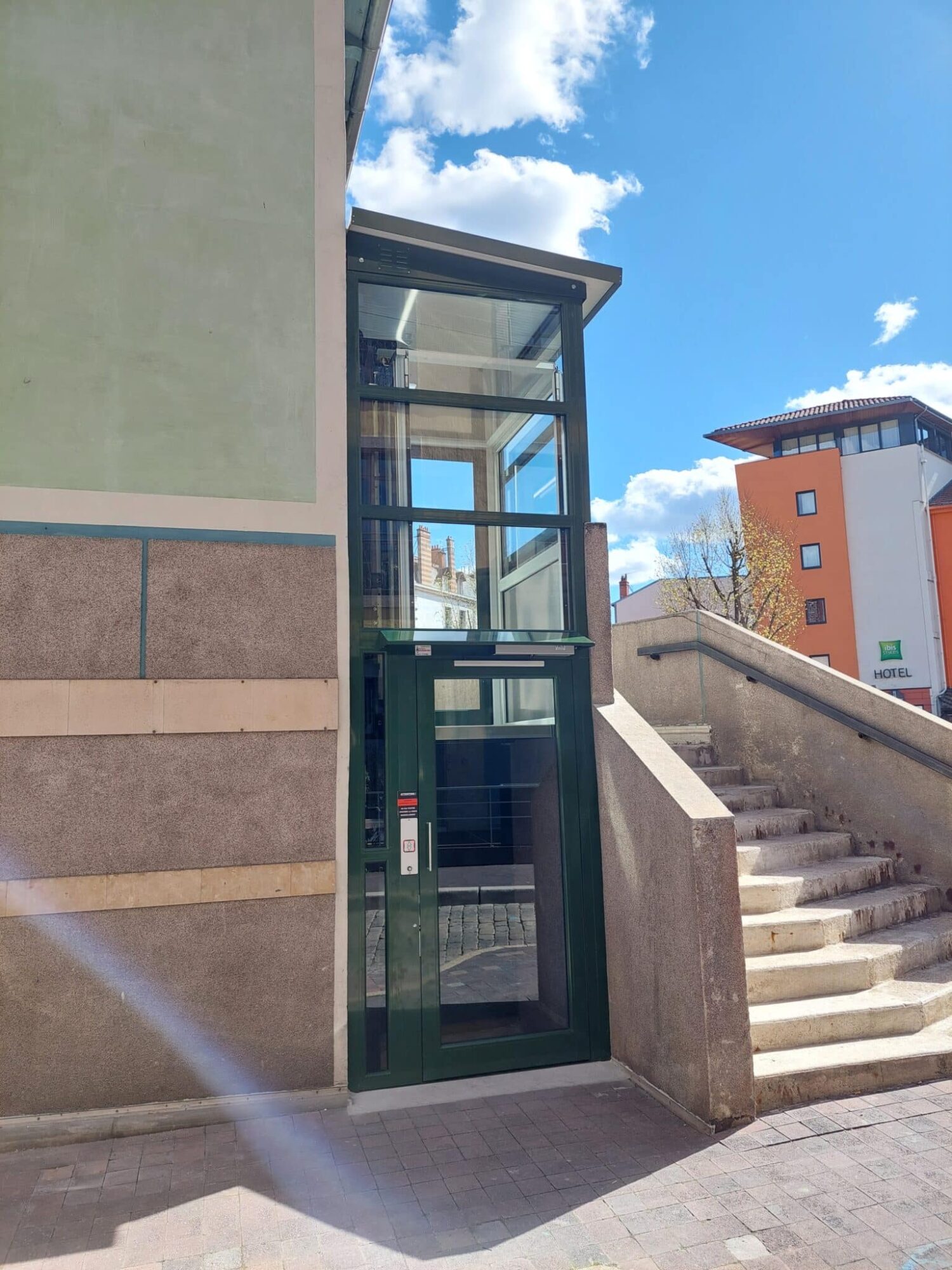 Installation d'un élévateur PMR Puy en Velay